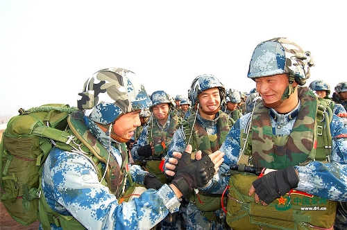 Recruits of Chinese airborne troops in parachute training - Global Times