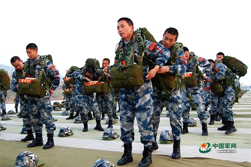 Recruits of Chinese airborne troops in parachute training - Global Times