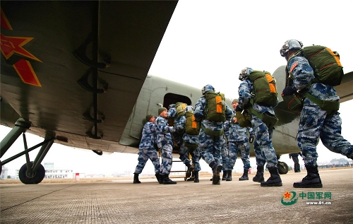 Recruits of Chinese airborne troops in parachute training - Global Times