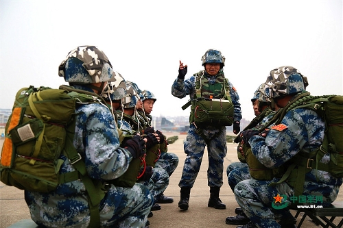 Recruits of Chinese airborne troops in parachute training - Global Times