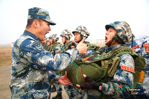Recruits of Chinese airborne troops in parachute training - Global Times