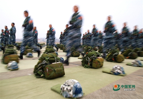 Recruits of Chinese airborne troops in parachute training - Global Times
