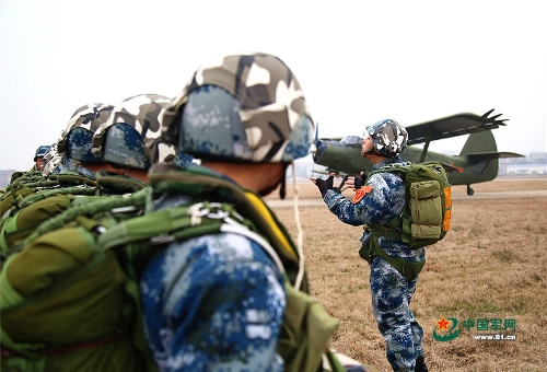Recruits of Chinese airborne troops in parachute training - Global Times
