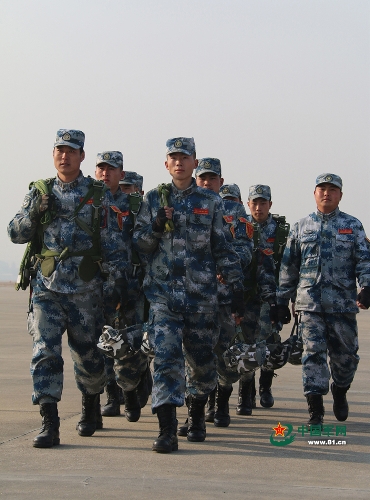 Recruits of Chinese airborne troops in parachute training - Global Times