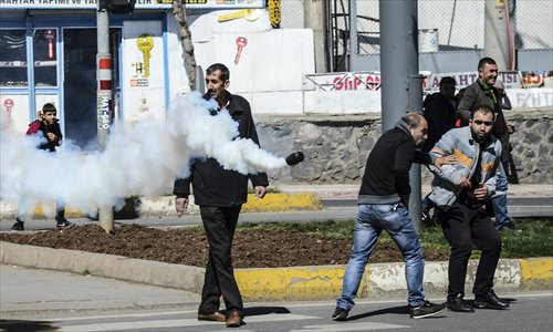 Dispersing the crowd - Global Times