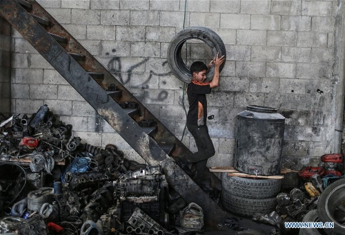 Palestinian young boys try to make living and support family in Gaza ...
