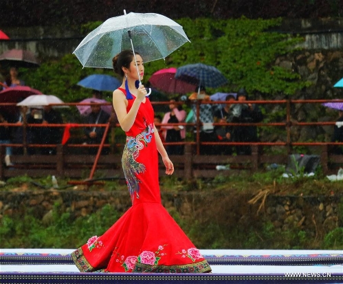 China She nationlality constume contest held in rain - Global Times