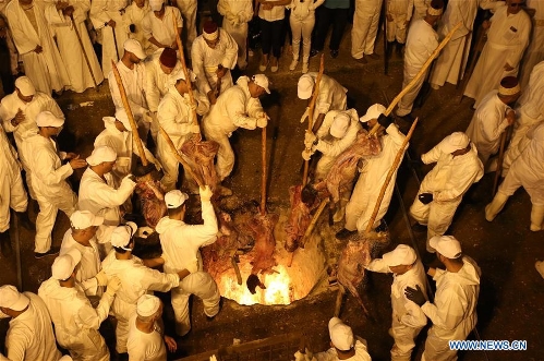 Members of Samaritan sect participate in traditional Passover sacrifice ...