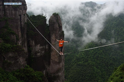 Slackline walk challenge held in China's Zhejiang - Global Times