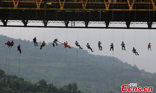 Residents descend 40-meter-high bridge in rescue drill - Global Times
