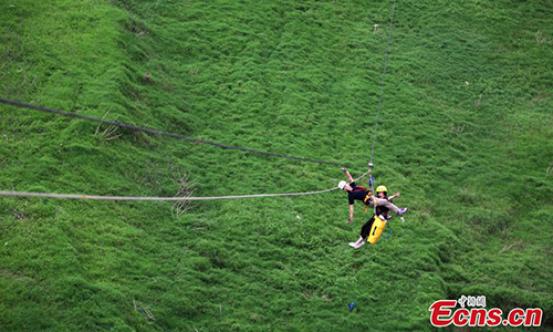 Residents descend 40-meter-high bridge in rescue drill - Global Times