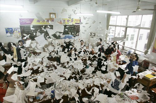 Snow falling on campus - Global Times