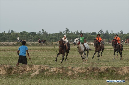 Indian children take part in horse race - Global Times