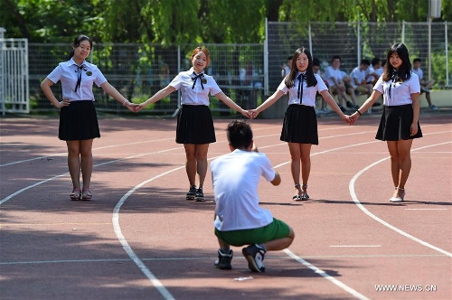 NE China's university students pose for graduation photos - Global Times