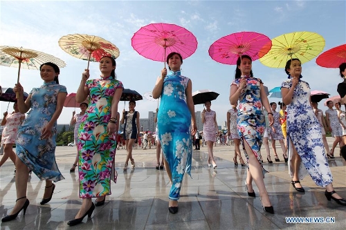 Over 400 fans join cheongsam show - Global Times