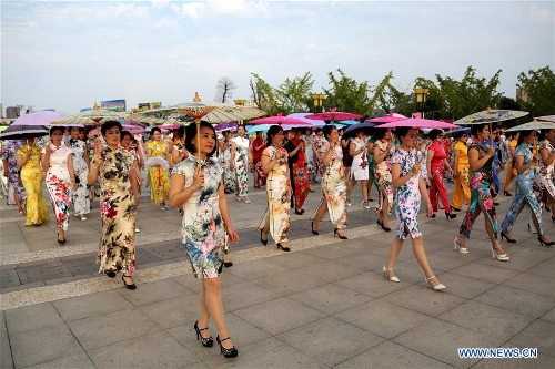 Over 400 fans join cheongsam show - Global Times