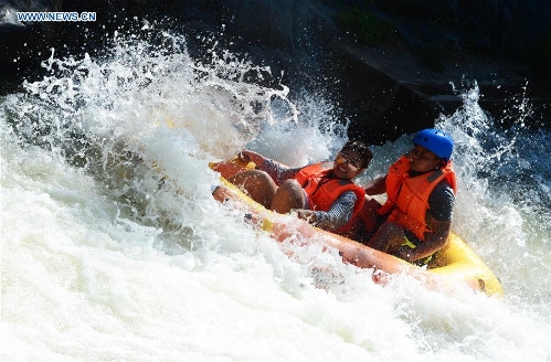 Tourists go rafting in canyon in C China - Global Times