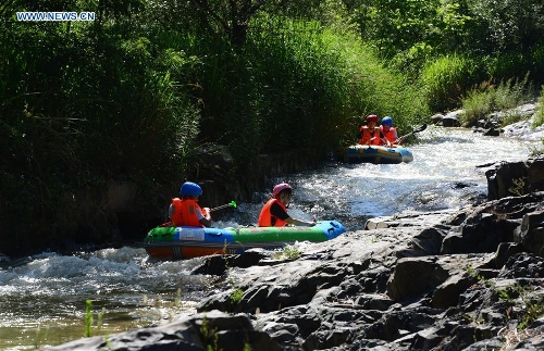 Tourists go rafting in canyon in C China - Global Times