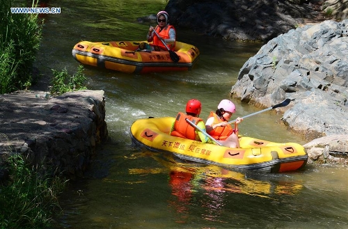 Tourists go rafting in canyon in C China - Global Times