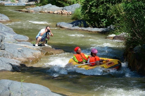 Tourists go rafting in canyon in C China - Global Times