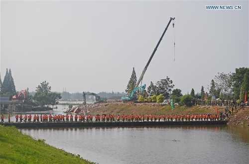 Floating bridge established, dike breach narrowing in C China - Global ...
