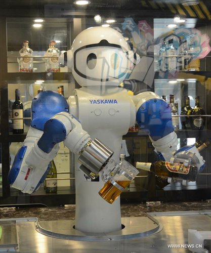 Robot to serve you at Qingdao Int'l Beer Festival - Global Times