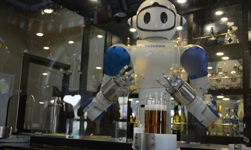 Robot to serve you at Qingdao Int'l Beer Festival - Global Times