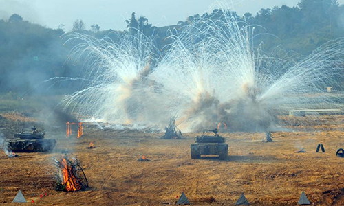 Type 96 main battle tanks deploy concealment smoke - Global Times