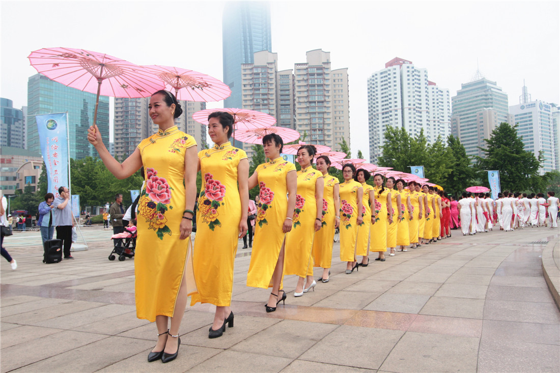 Qingdao residents show off their love for cheongsam - Global Times