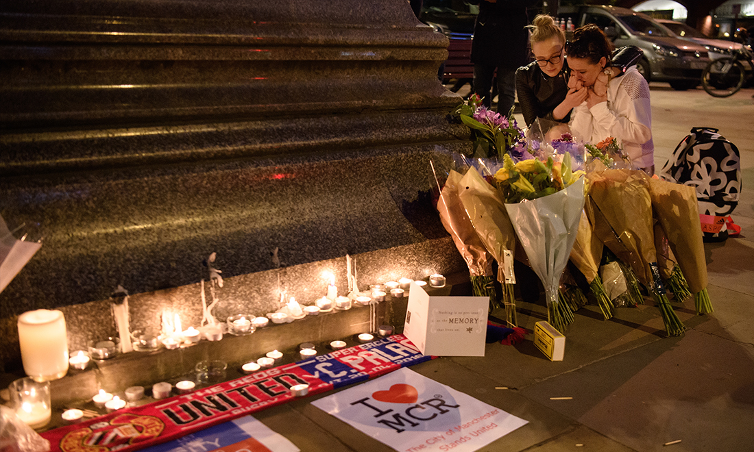 Manchester united: people pay tribute to victims after deadly attack ...