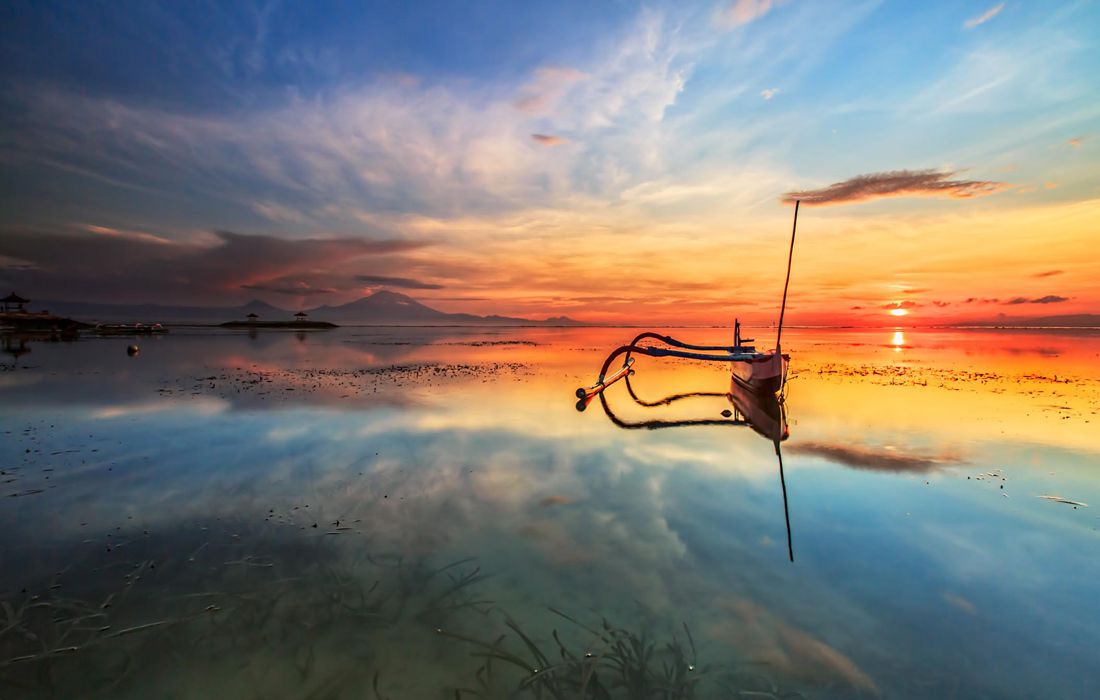 Photographer captures stunning sunrise on island of Bali, Indonesia ...