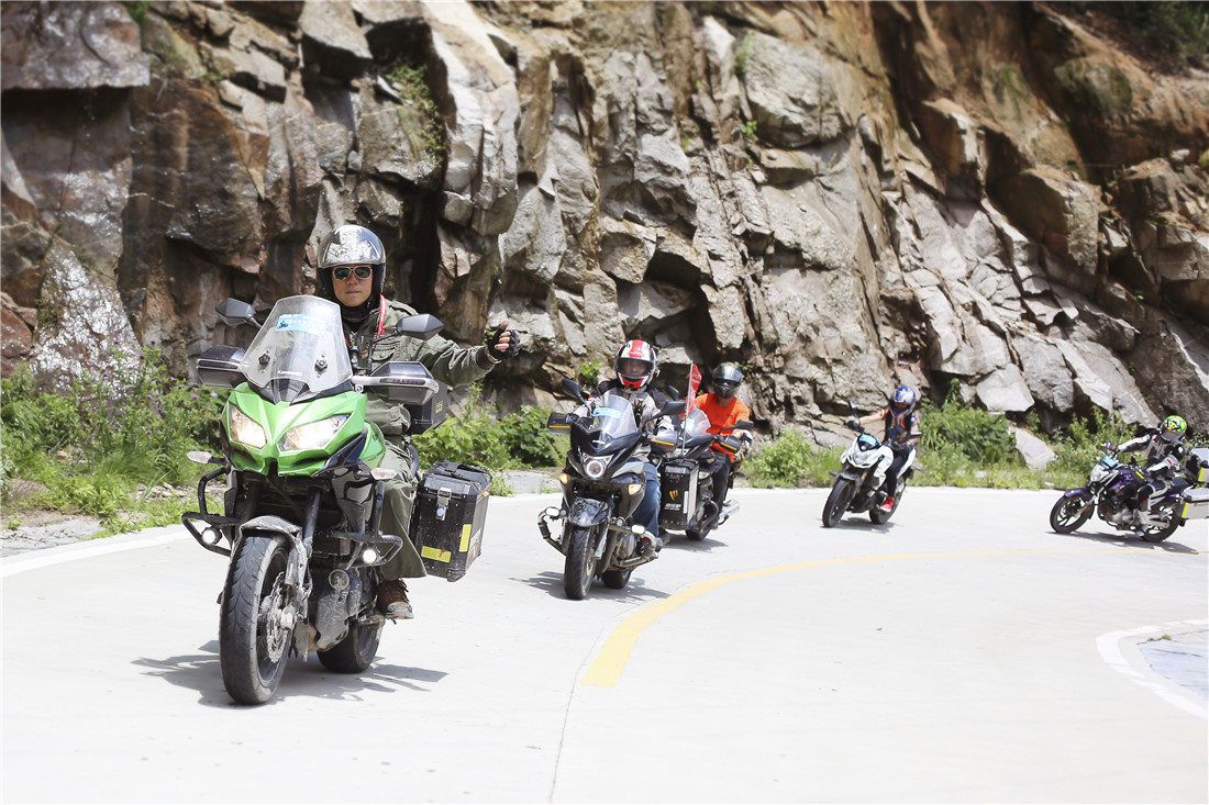 Motorcycle aficionados take on steep winding mountain road - Global Times