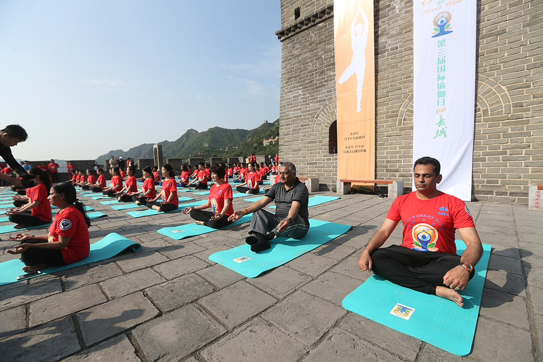Yoga lovers from India and China practice poses at Great Wall to ...