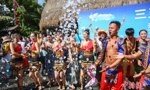 Li people participate in Ice Bucket Challenge on World ALS Day - Global ...