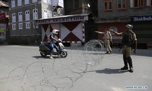 Police dummies help slow traffic - Global Times