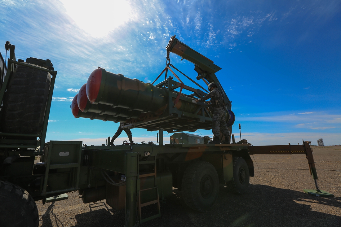 Soldiers load HQ-16 anti-aircraft missiles - Global Times