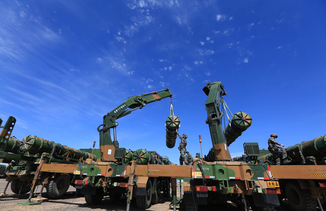 Soldiers load HQ-16 anti-aircraft missiles - Global Times