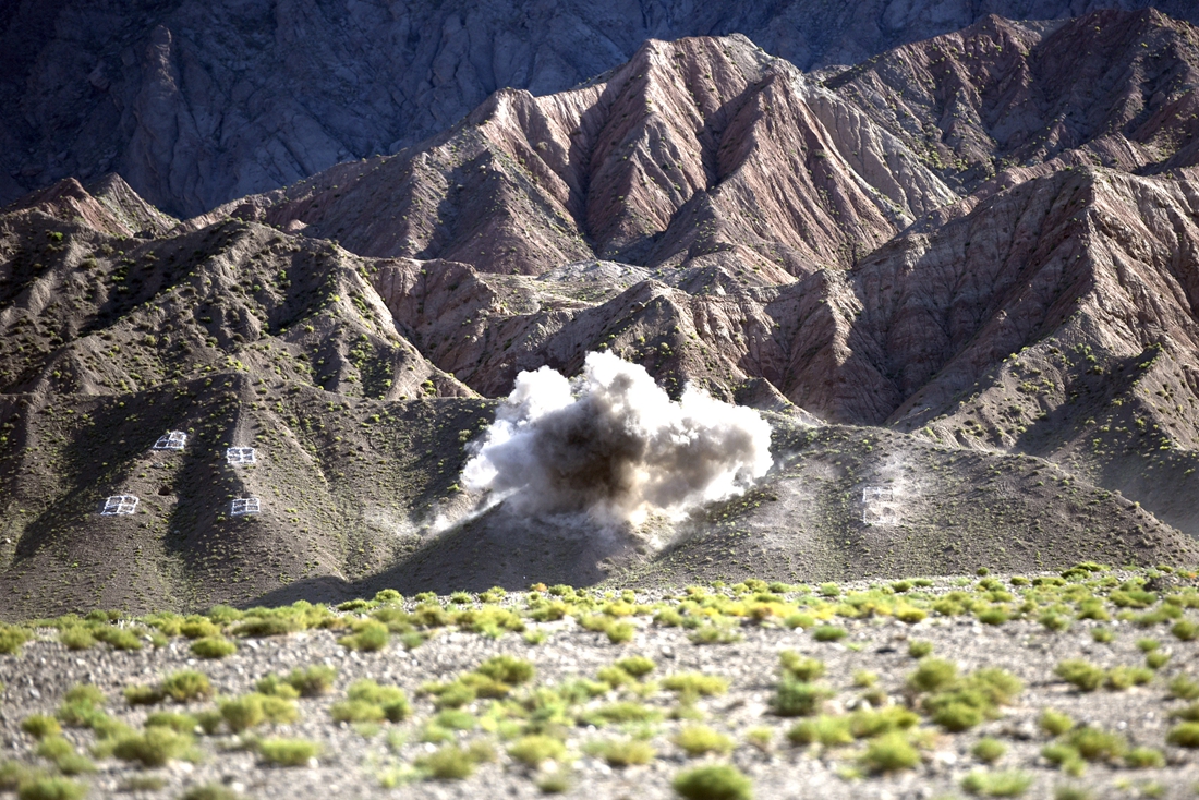 Self-propelled howitzer systems send shells down range - Global Times