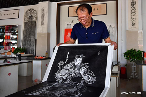Inheritor of rubbing skills in C China's Henan - Global Times