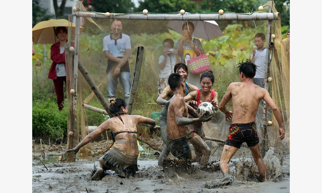 Villagers mark ‘Dry Pond’ fest with mudball match in E China’s Jinhua ...