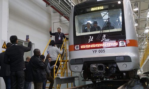Chinese, foreign journalists visit command center of Beijing's subway ...