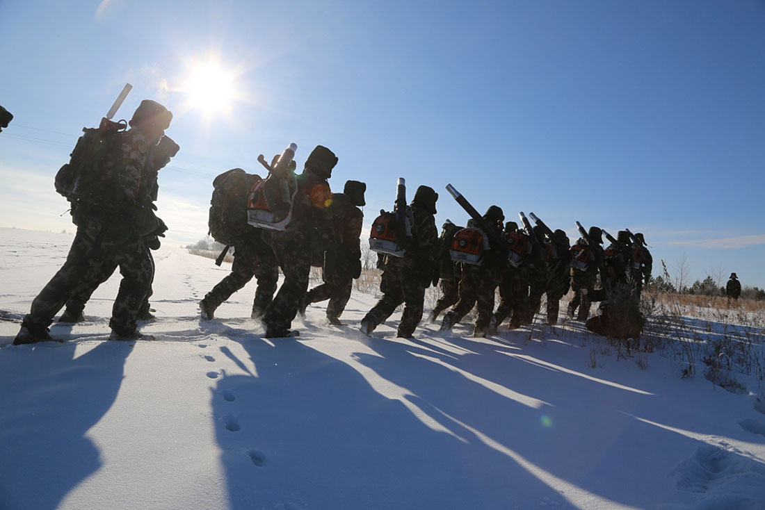 Armed Police conduct drill in freezing weather - Global Times