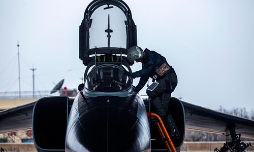 JH-7 fighter bomber takes off for training - Global Times