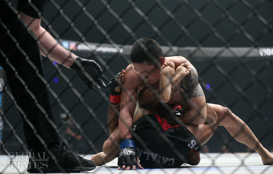 Filipino MMA fighter Rene Catalan defeats Chinese contender Peng Xuewen ...