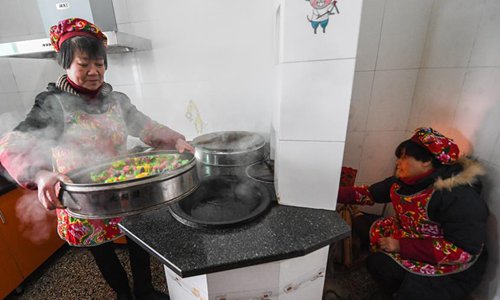 Zhejiang: Villagers make traditional food to greet Spring Festival ...
