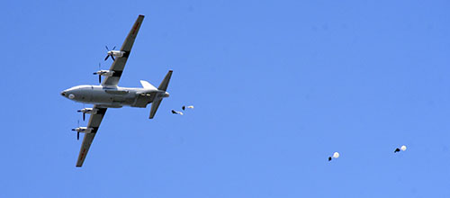 Paratroopers complete airborne operations - Global Times