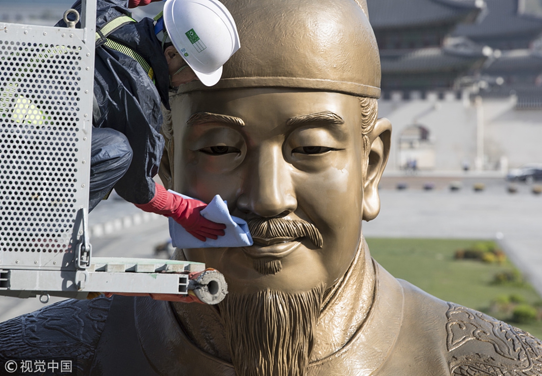 South Korean workers bathe the statue of Sejong the Great - Global Times