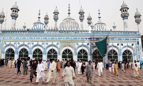 Pakistani muslims pray during Eid al-Fitr prayers in Rawalpindi ...