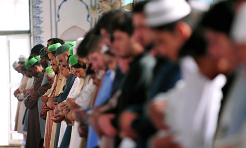 Pakistani muslims pray during Eid al-Fitr prayers in Rawalpindi ...