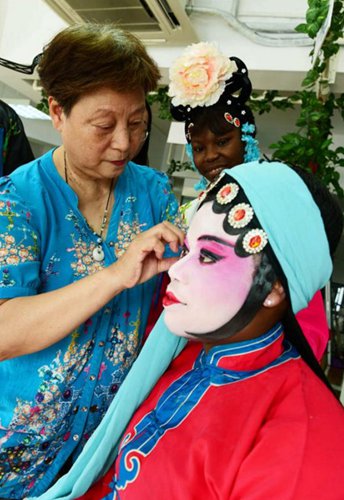 Foreign students experience Peking Opera in Jiangsu - Global Times